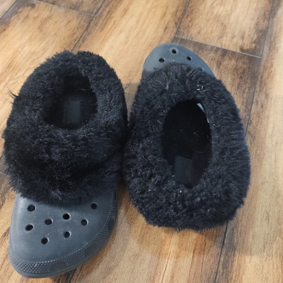 CROCS | Shoes | Crocs Black Fuzzy Lined Clogs | Poshmark